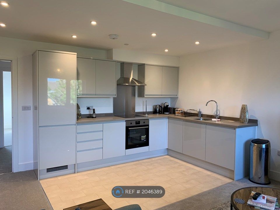 2 bed flat to rent in Guildford Road, Bagshot GU19, £1,550 pcm - Zoopla