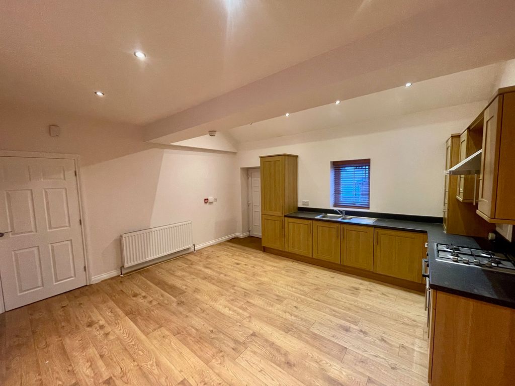 2 bed flat to rent in Cemetery Road, Barnsley S73, £675 pcm - Zoopla