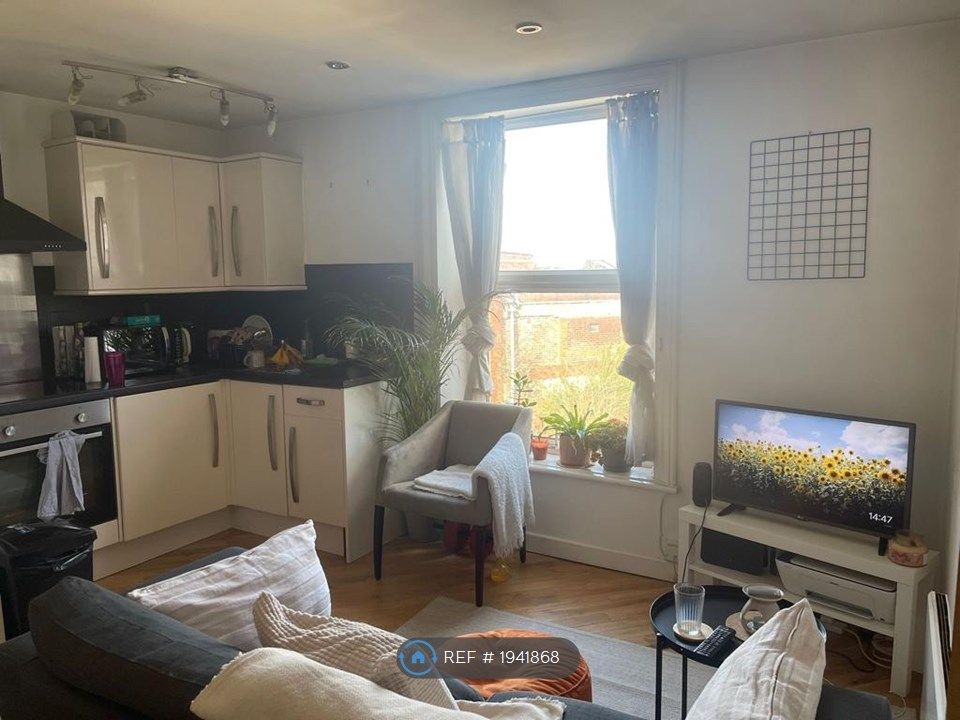 1 bed flat to rent in Town Street, Leeds LS28, £550 pcm - Zoopla