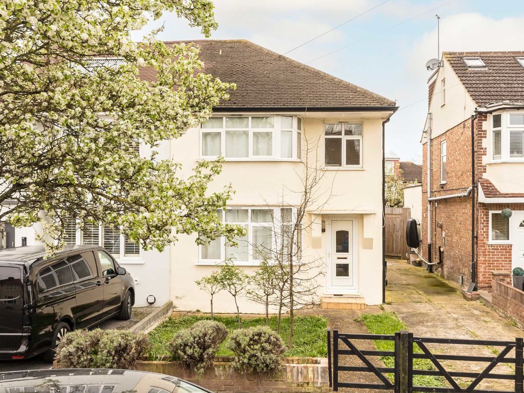 3 Bed Property For Sale In Barmouth Avenue Perivale Greenford Ub6 £