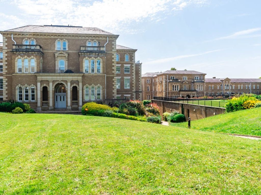 2 bed flat to rent in Princess Park Manor, Royal Drive N11, £2,123 pcm ...