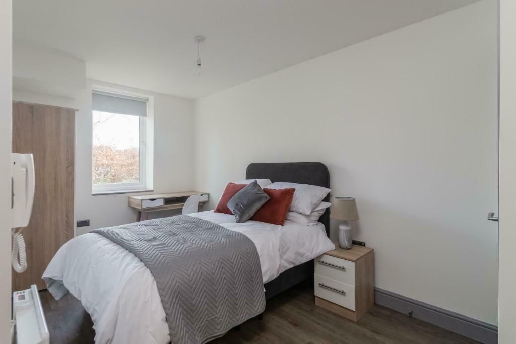 Room to rent in Beecroft Road, Cannock WS11, £600 pcm - Zoopla