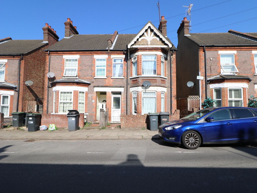 4 bed property for sale in Reginald Street, Luton LU2, £390,000 - Zoopla