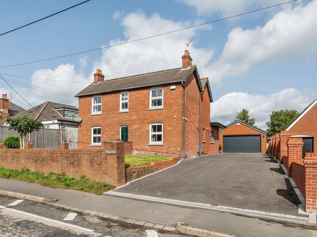 4 Bed Detached House For Sale In Southampton Road Cadnam Southampton