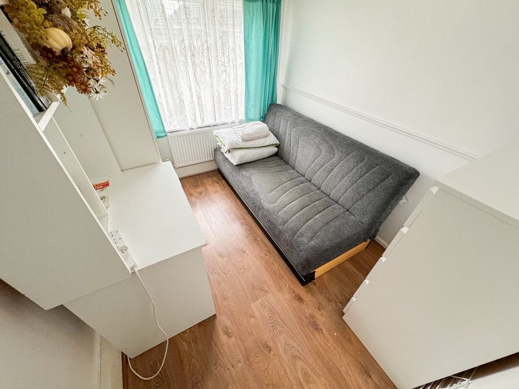 Room to rent in Hoe Lane, Enfield EN3, £450 pcm - Zoopla