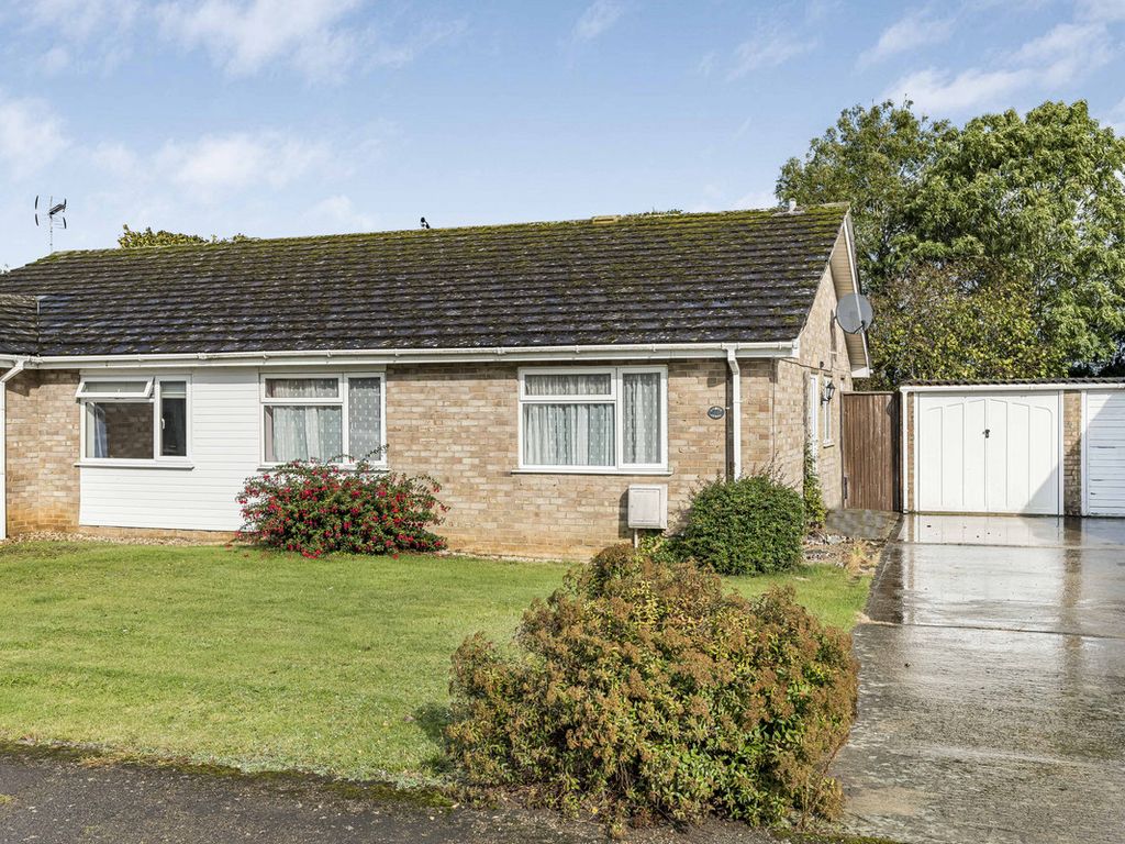 2 bed bungalow for sale in Rowel Drive, Begbroke OX5, £300,000 - Zoopla
