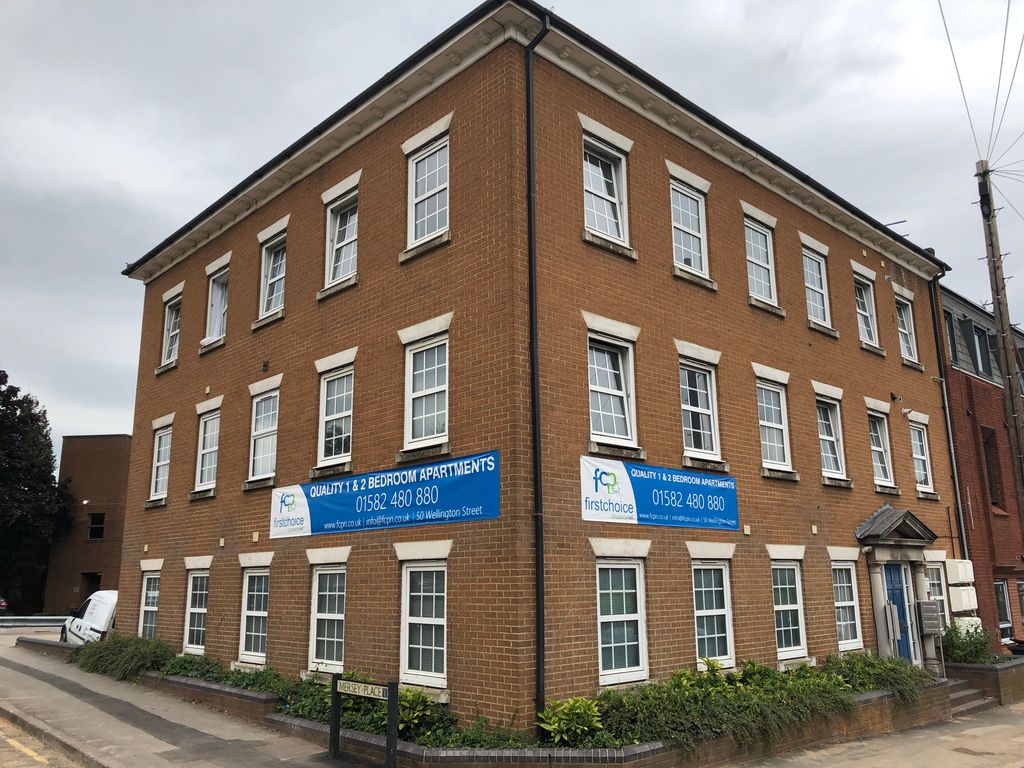 2 bed flat to rent in Liverpool Rd, Luton LU1, £1,100 pcm - Zoopla