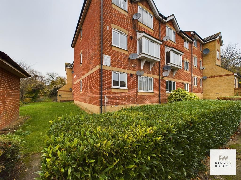 1 bed flat for sale in Rookley Court, Purfleet, Essex RM19, £175,000 ...