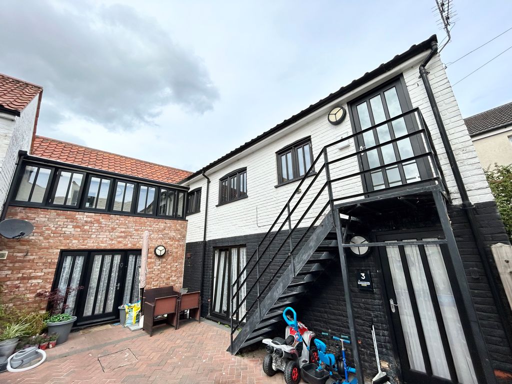 2 bed shared accommodation to rent in St. Peters Street, Lowestoft NR32 ...