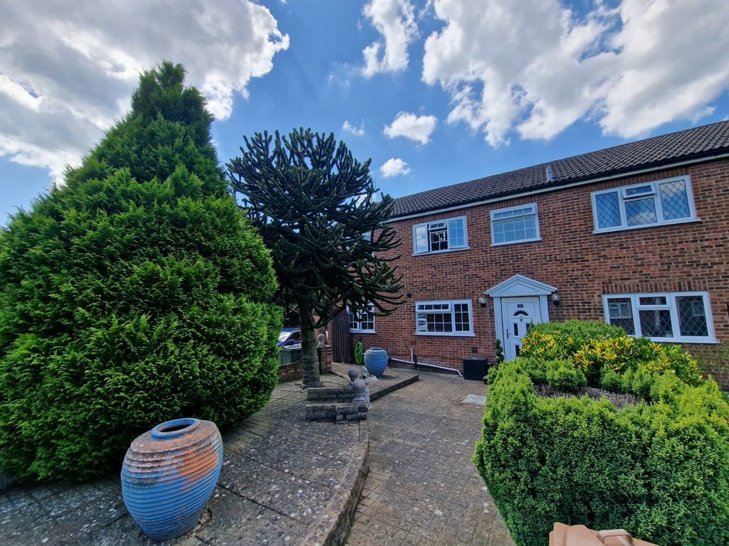 5 bed end terrace house for sale in Newton Way, Tongham, Surrey GU10, £ ...