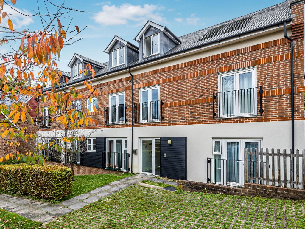 1 bed flat for sale in Weatherill Close, Guildford, Surrey GU1, £ ...