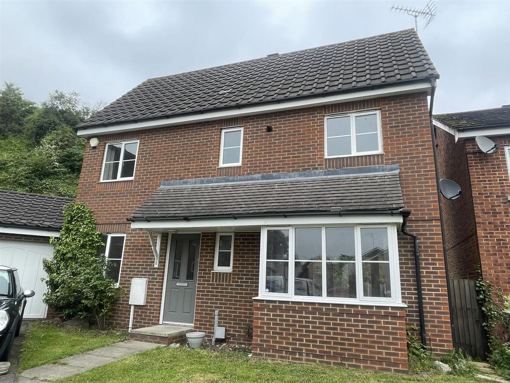 3 Bed Detached House To Rent In Mermaid Close Gravesend Kent Da11 £