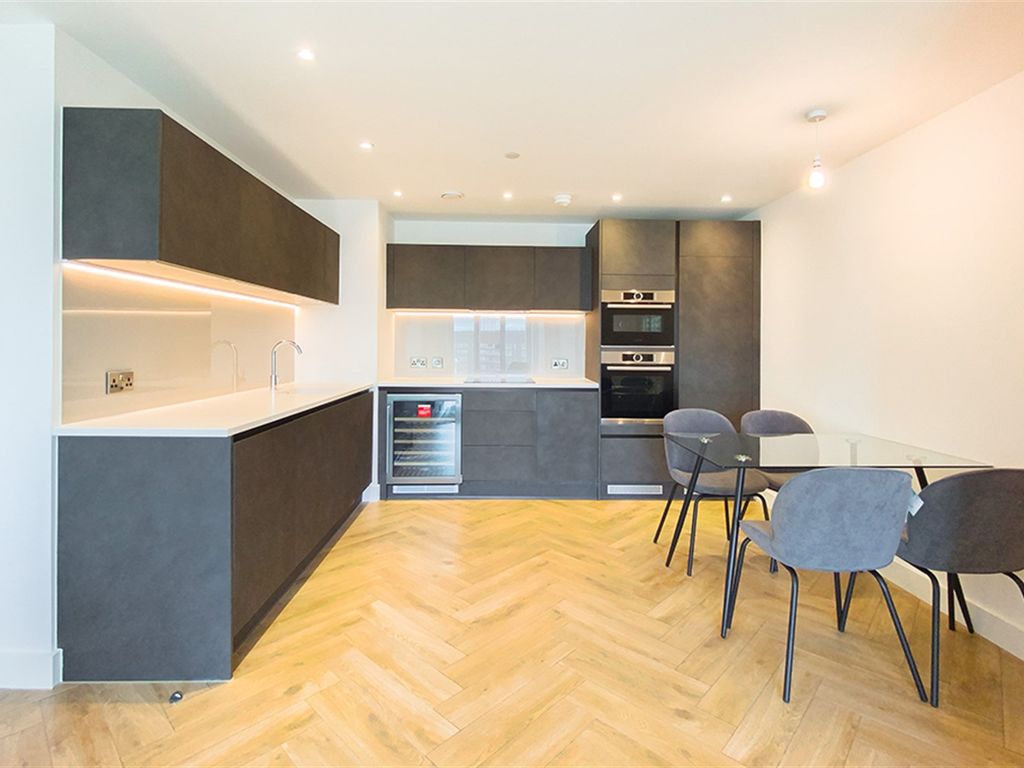 2 bed flat to rent in Chester Road, Manchester M15, £1,700 pcm - Zoopla