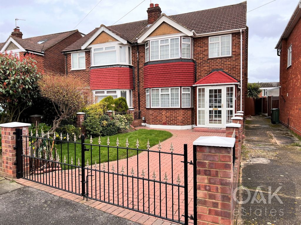 3 Bed Semi Detached House To Rent In Warwick Drive Cheshunt Waltham