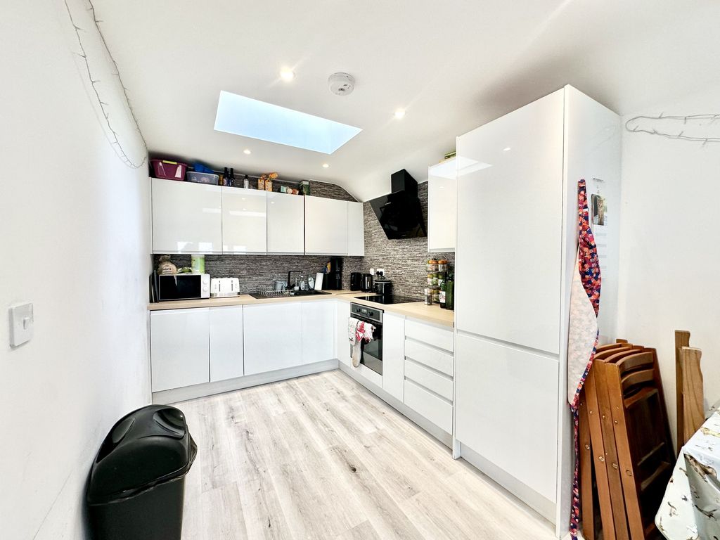 2 bed flat to rent in High Street, Margate CT9, £975 pcm - Zoopla