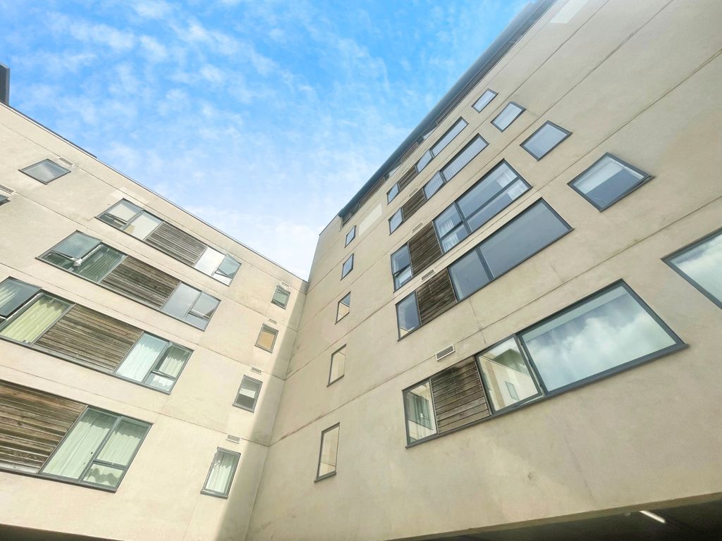 1 bed flat to rent in Falcon Drive, Cardiff CF10, £875 pcm - Zoopla