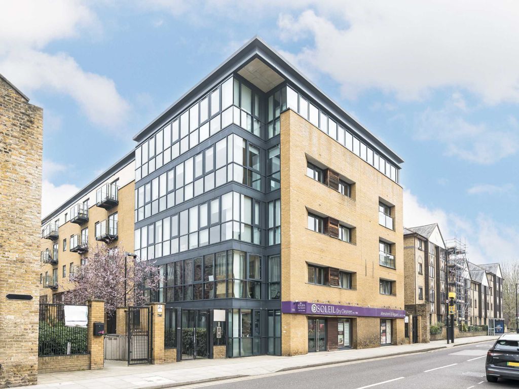 1 bed flat to rent in Forge Square, London E14, £1,950 pcm - Zoopla