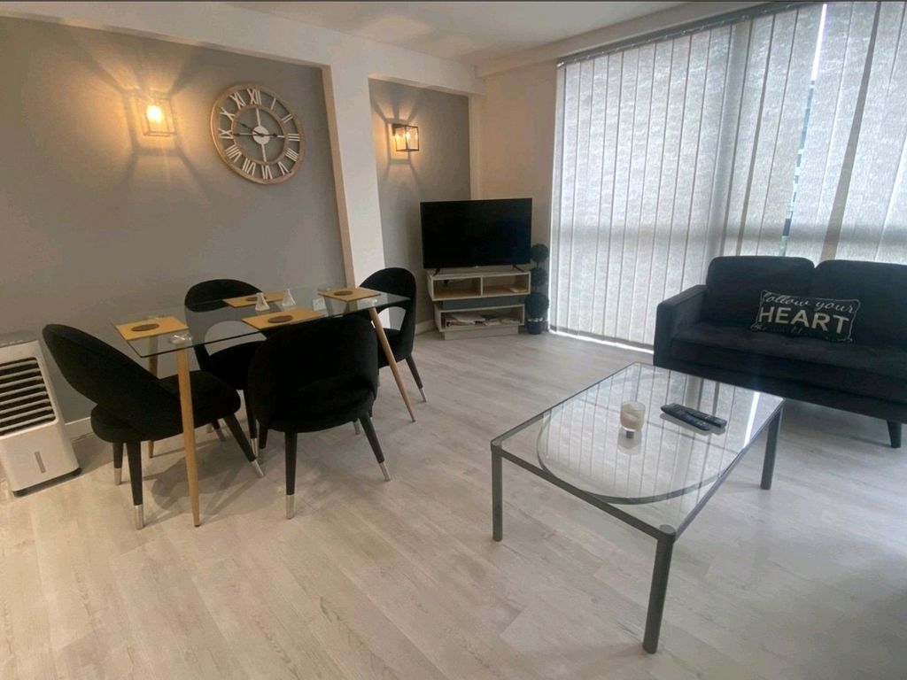 2 bed flat to rent in City Road East, Manchester M15, £1,350 pcm - Zoopla