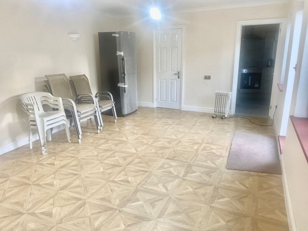 Studio to rent in Preston Drive, London E11, £1,200 pcm - Zoopla