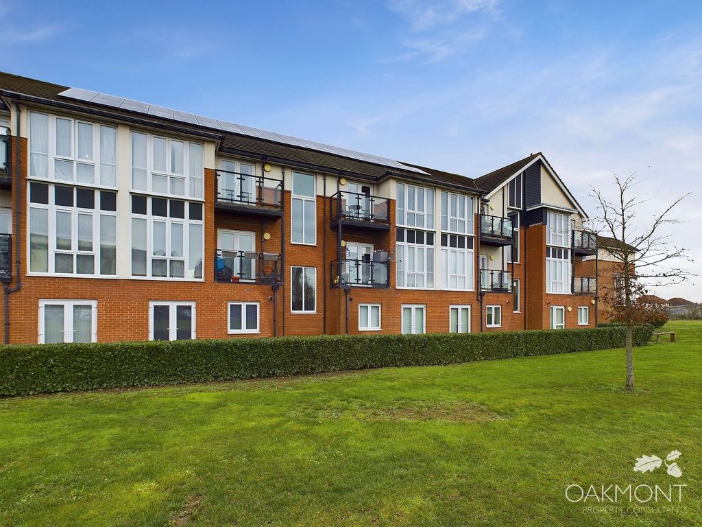 2 bed flat to rent in Griffiths Road, Purfleet RM19, £1,350 pcm - Zoopla