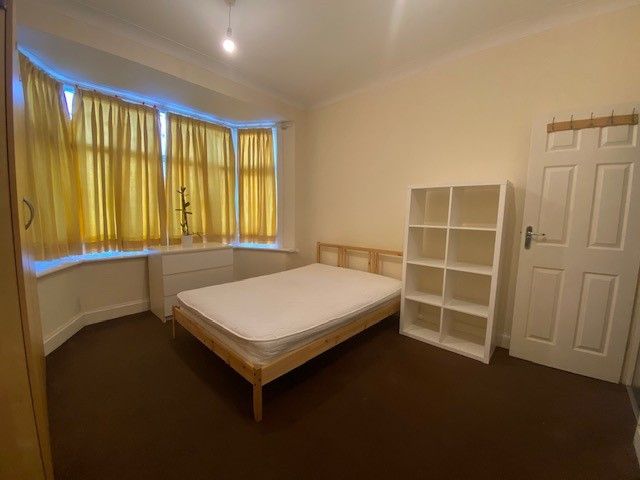 Room to rent in Springfield Mount, Colindale NW9, £950 pcm - Zoopla