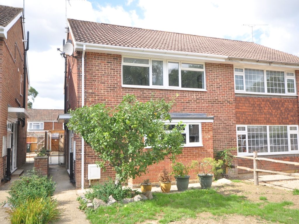 Room to rent in Anglesey Close, Crawley RH11 - Zoopla