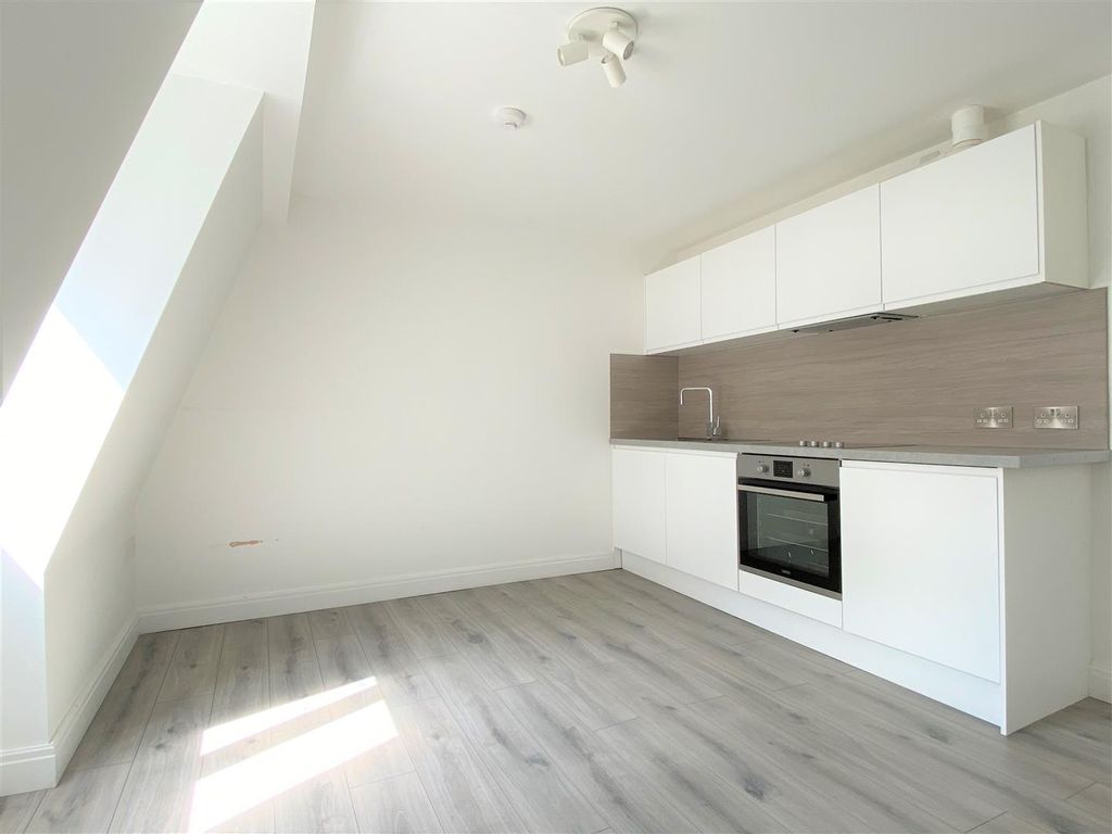 Studio to rent in Howard Place, Brighton BN1, £1,000 pcm - Zoopla