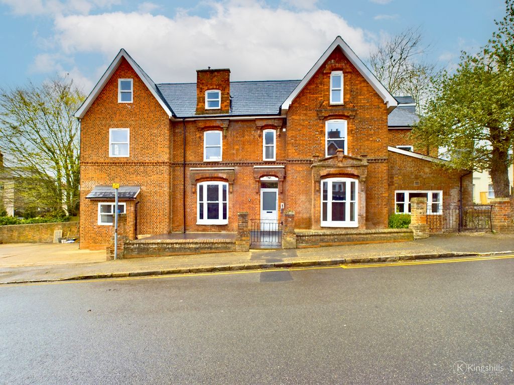 2 bed flat to rent in Stuart Lodge, Stuart Road, High Wycombe ...