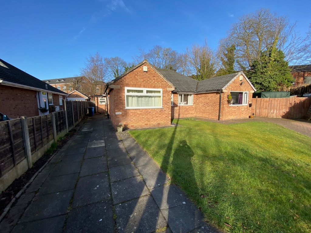 2 Bed Bungalow For Sale In Pickmere Gardens Cheadle Hulme Cheadle