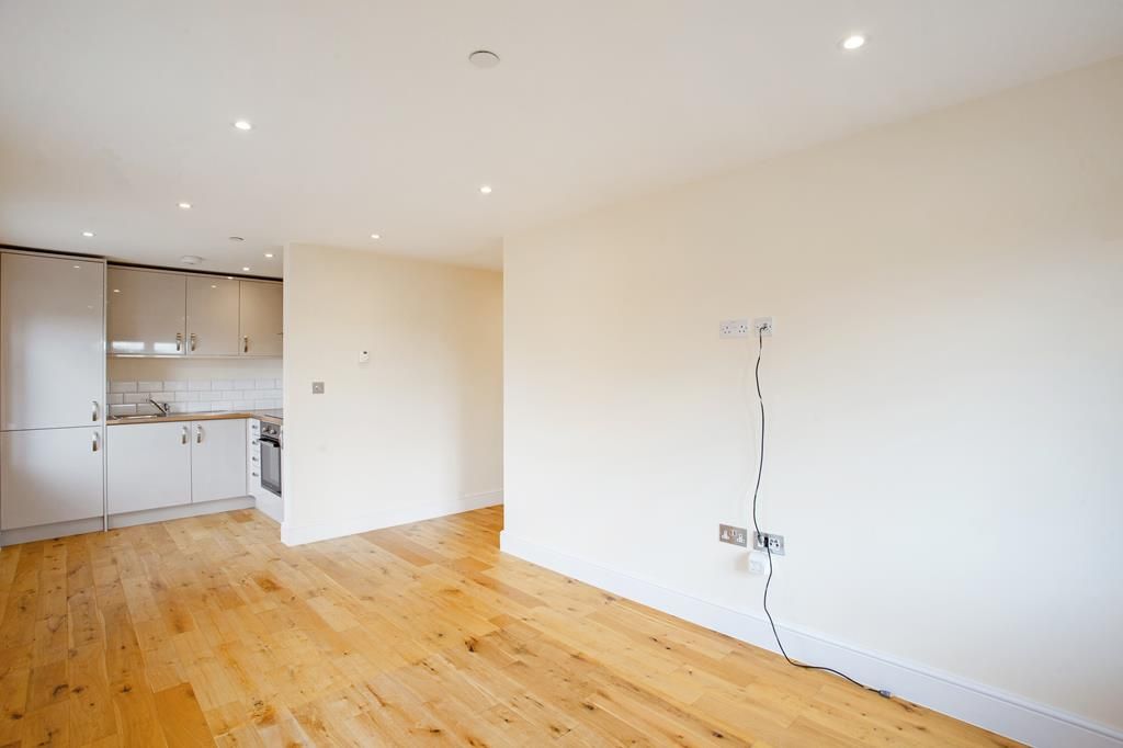 1 bed flat to rent in Portsmouth Road, Cobham KT11 - Zoopla