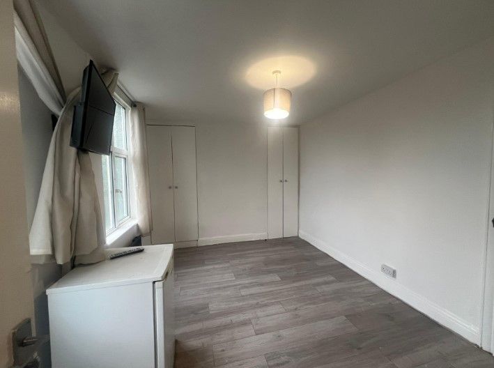 Studio to rent in The Broadway, Greenford UB6, £900 pcm - Zoopla