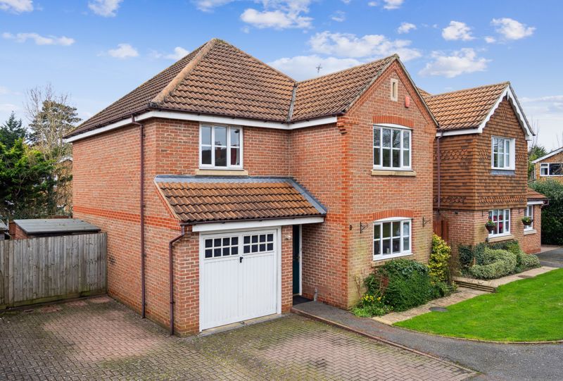 4 Bed Detached House For Sale In Cressington Court Bourne End Sl8 £