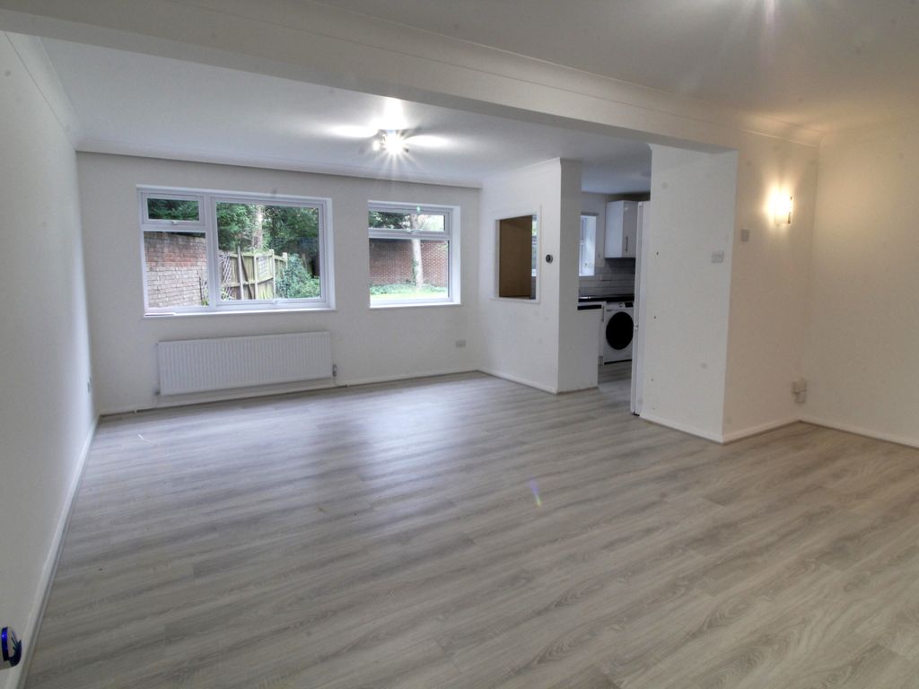 2 bed flat to rent in Lincoln Road, Enfield, Greater London EN1, £1,600 ...