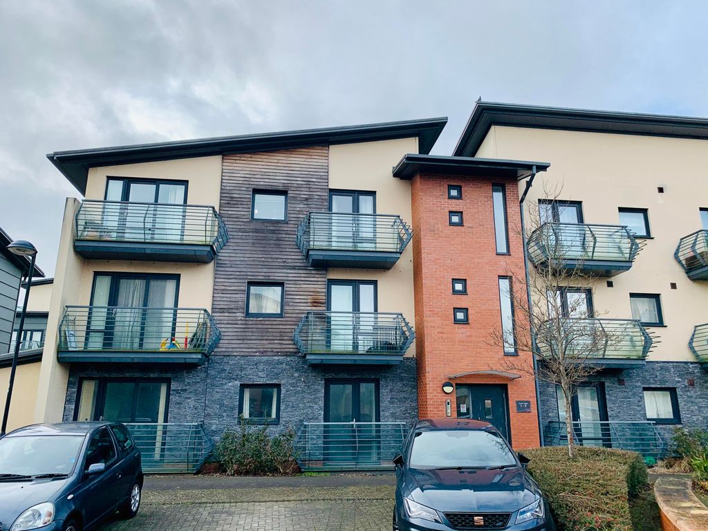 2 bed flat to rent in Allen Close, Swindon SN3, £975 pcm - Zoopla