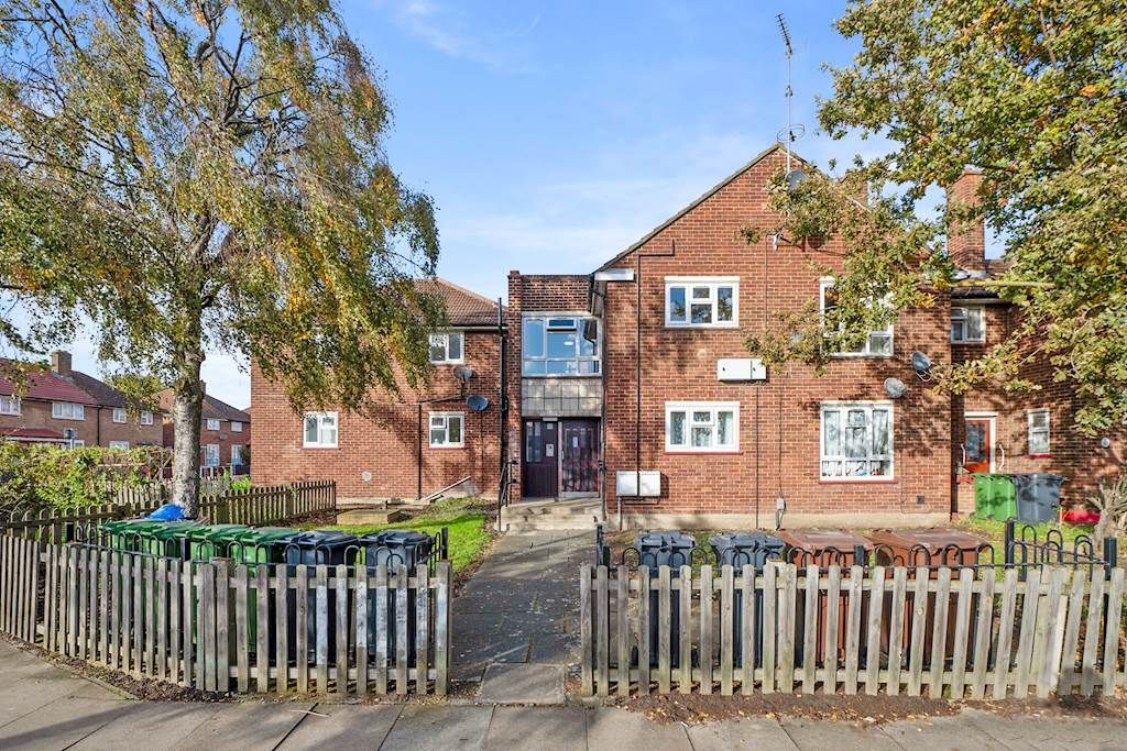 1 bed flat for sale in Bastable Avenue, Barking IG11, £220,000 - Zoopla