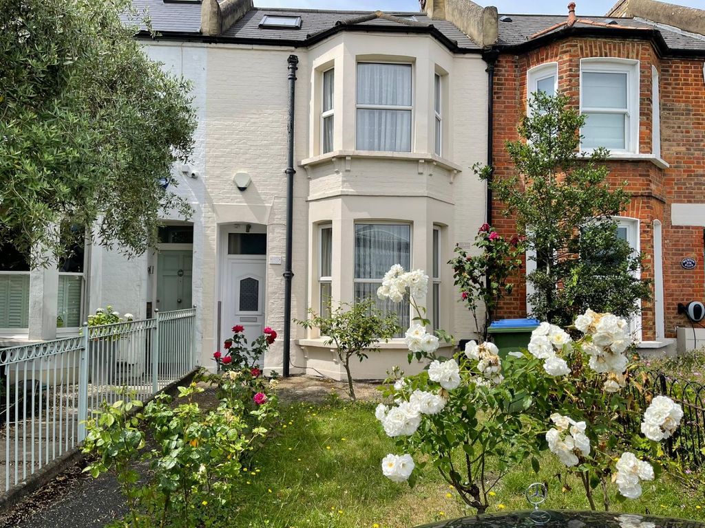 Room to rent in Merton Road, London SW18 - Zoopla