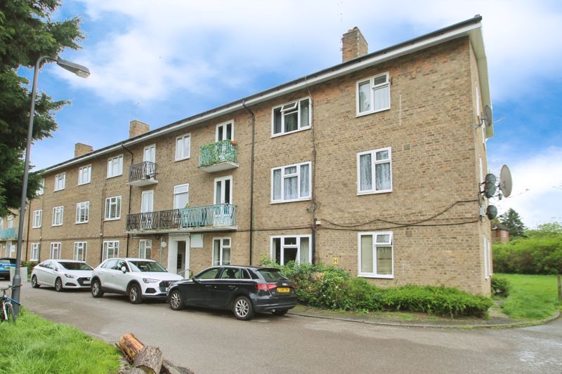3 bed flat to rent in Grove Avenue, Pinner HA5, £1,650 pcm - Zoopla