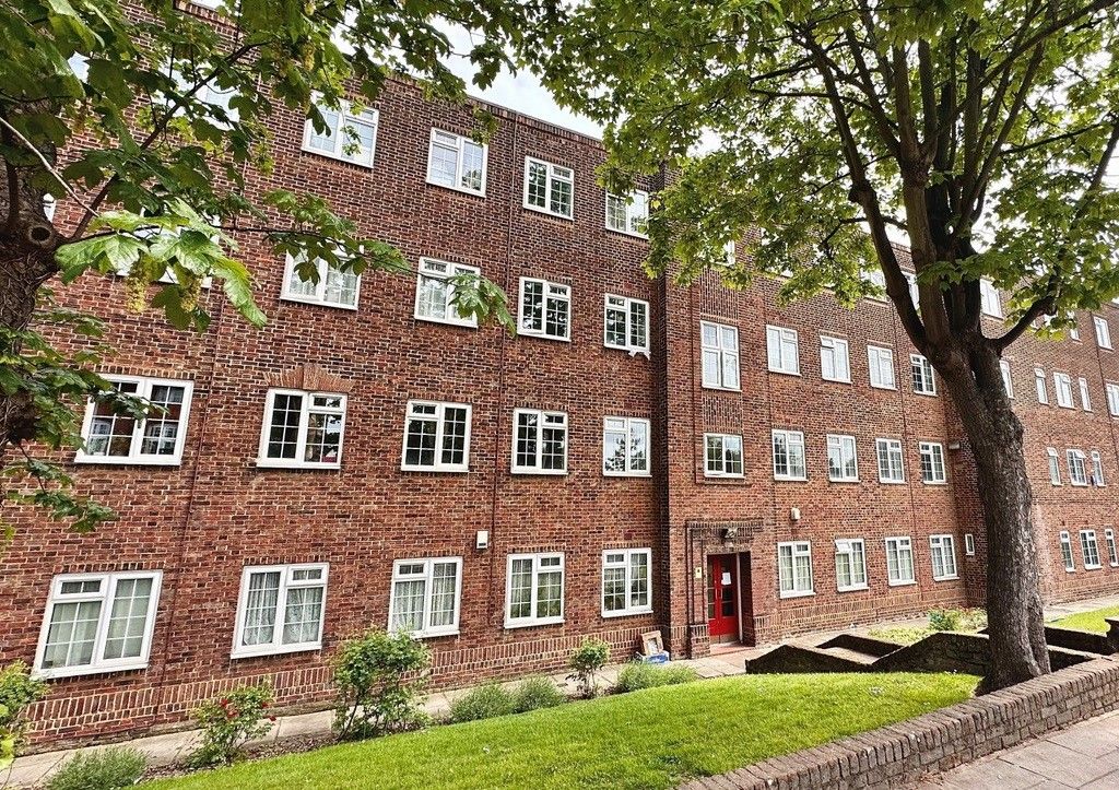 2 bed flat for sale in Brent Street, London NW4, £385,000 - Zoopla