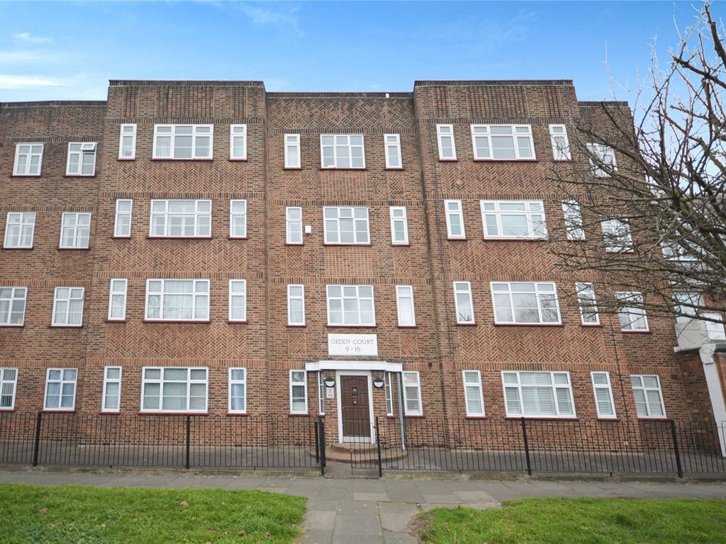3 bed flat to rent in Geddy Court, Hare Hall Lane, Gidea Park, Essex ...