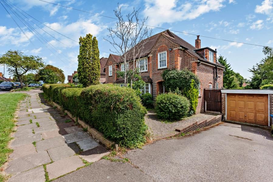 3 Bed Semi Detached House To Rent In Albury Drive Pinner Ha5 £2 500