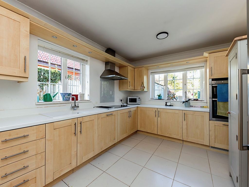 5 bed detached bungalow for sale in Oakfields Avenue, Knebworth SG3, £1,100,000 - Zoopla