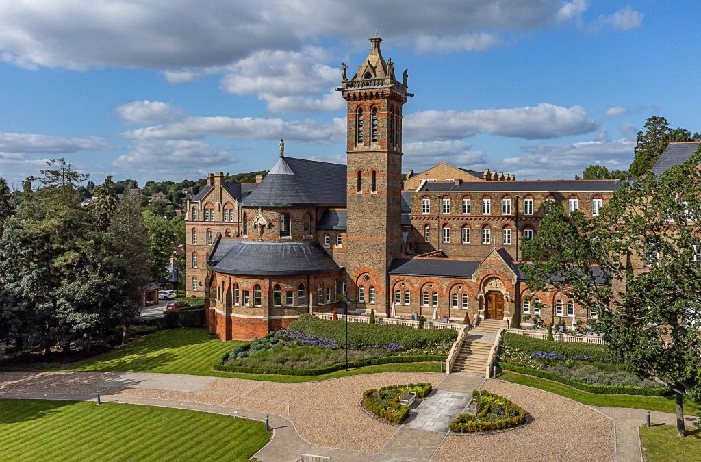 4 bed detached house to rent in Holborn Close, London NW7, £39,000 pcm ...