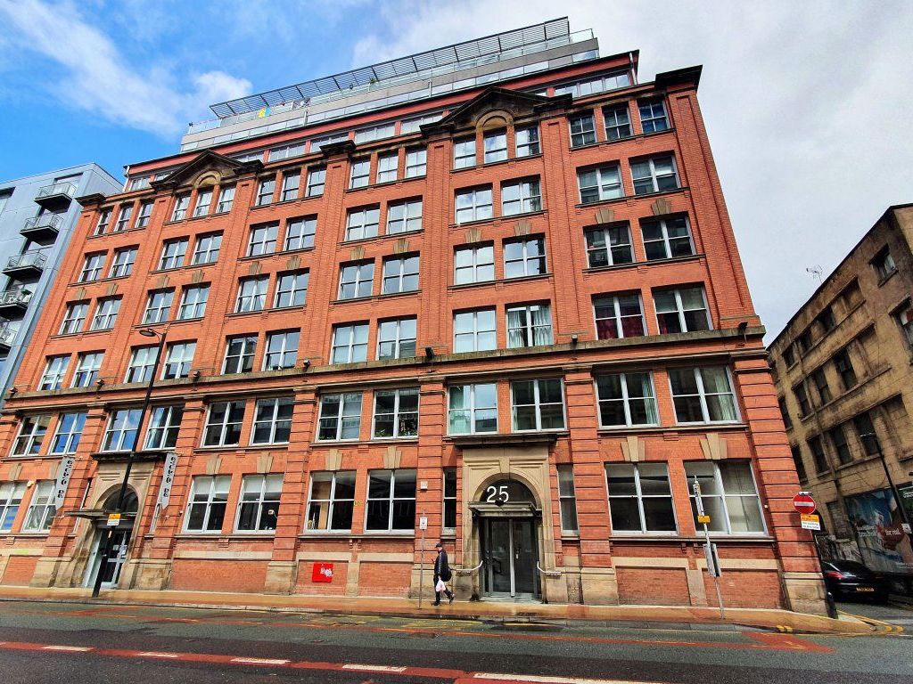2 bed flat to rent in Church Street, Manchester M4, £1,350 pcm - Zoopla