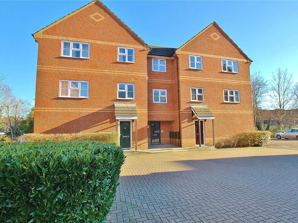 2 bed flat to rent in Walnut Tree Close, Guildford, Surrey GU1, £1,650 ...