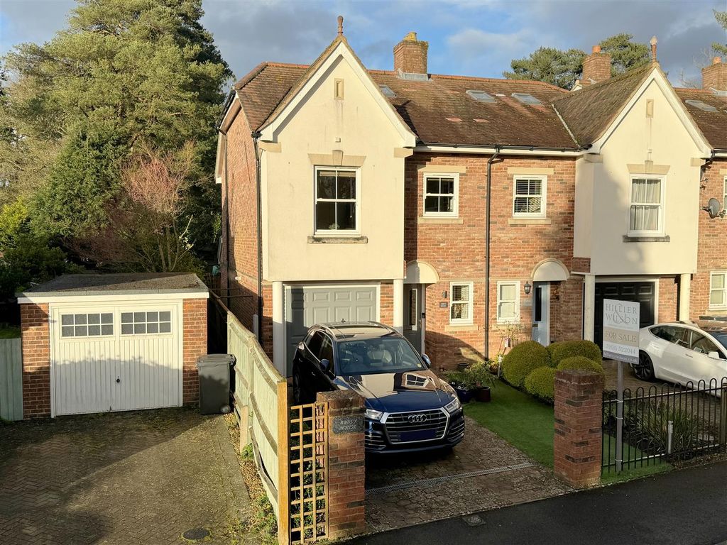 4 Bed Semi Detached House For Sale In Monkswood Close Newbury Rg14 £