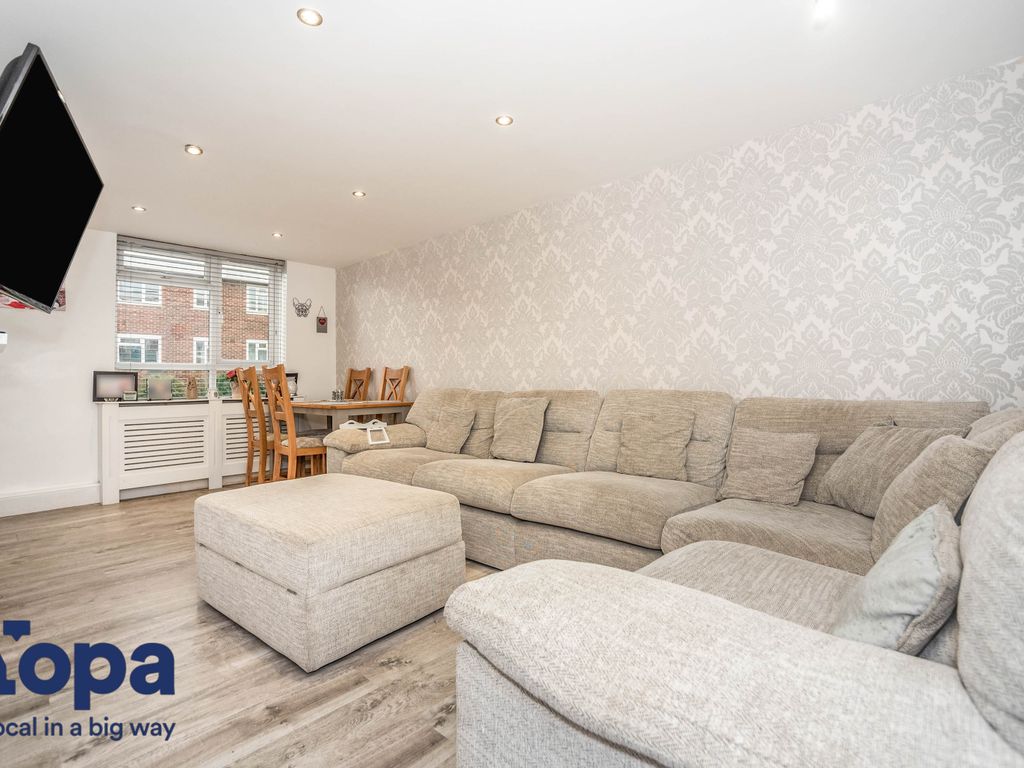2 bed flat for sale in Middle Street, Gillingham ME7, £210,000 - Zoopla