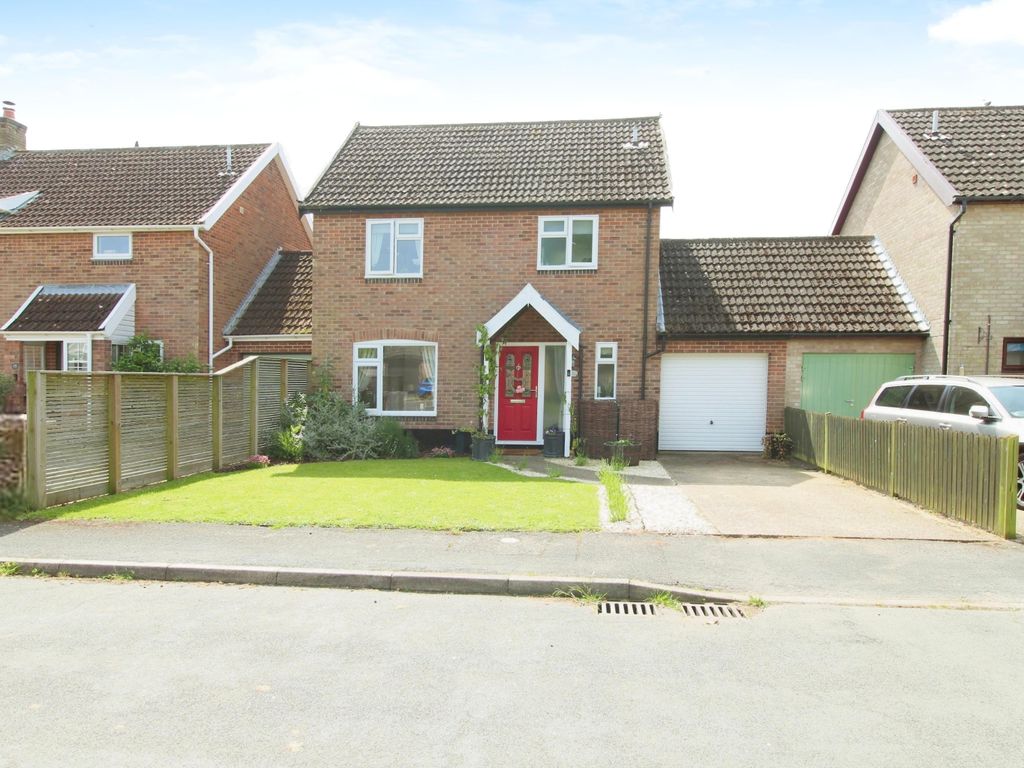 3 bed link detached house for sale in Meadowlands, Woolpit, Bury St ...