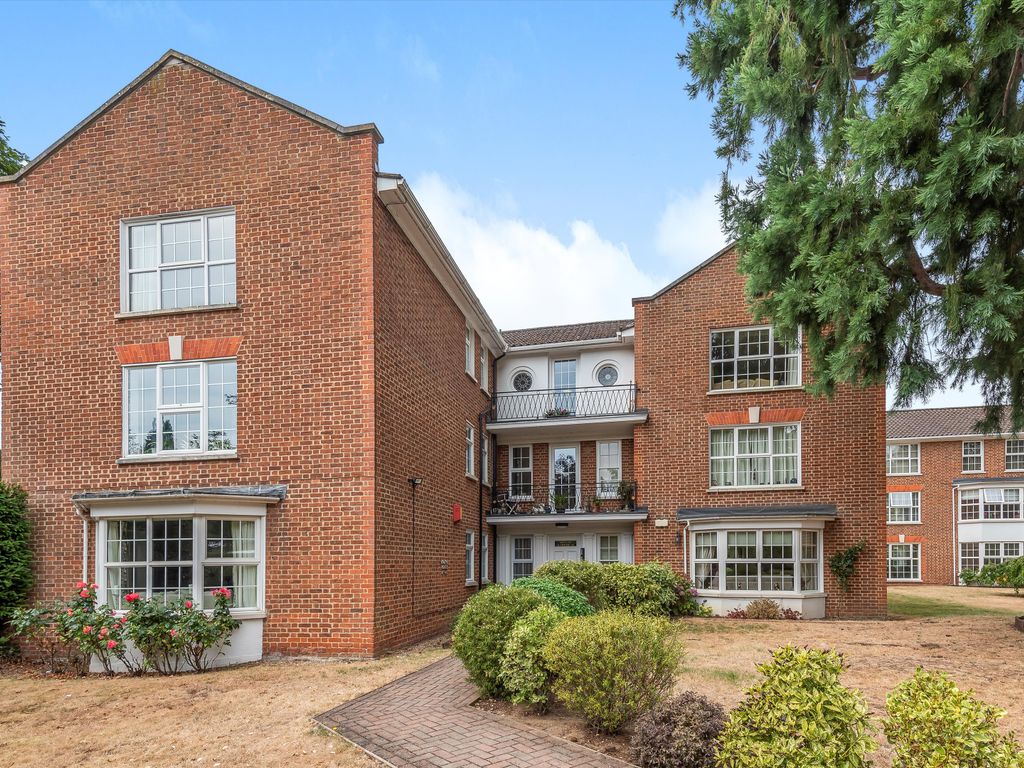2 bed flat for sale in Phyllis Court Drive, Henley-On-Thames ...