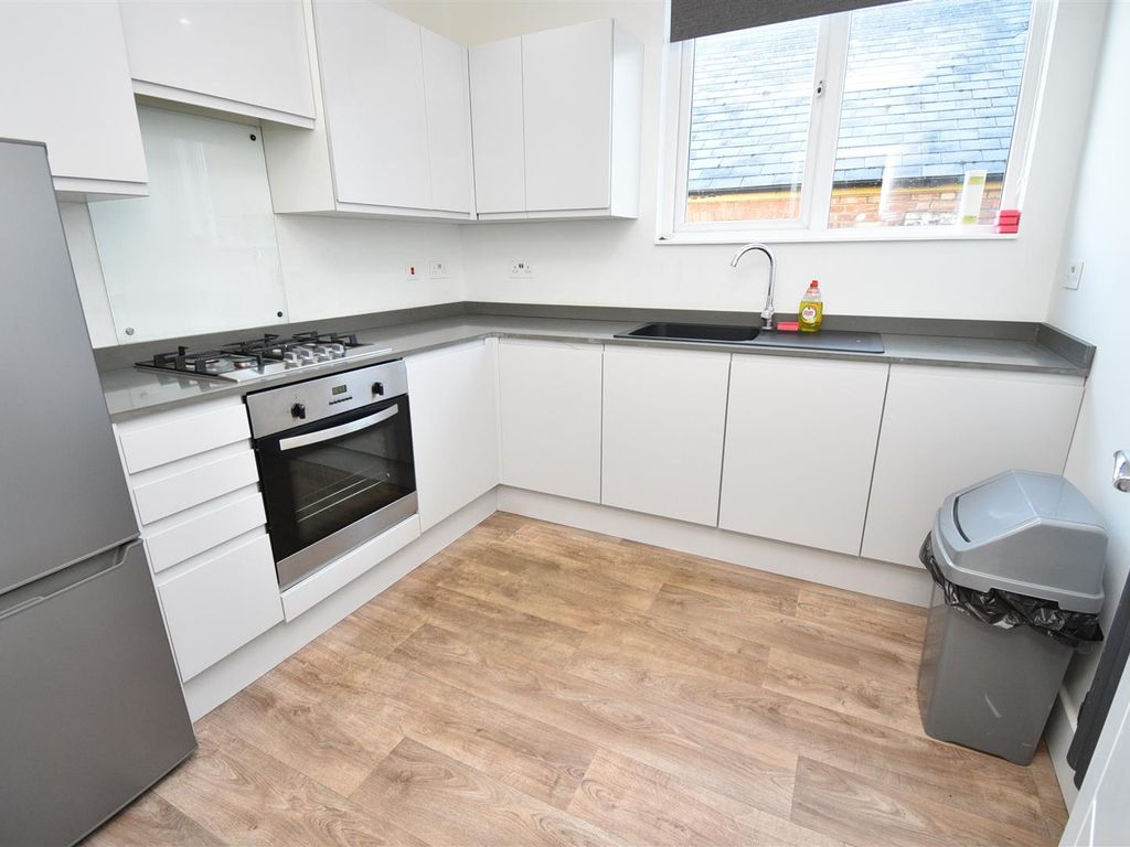 3 bed flat to rent in Reginald Street, Luton LU2 - Zoopla