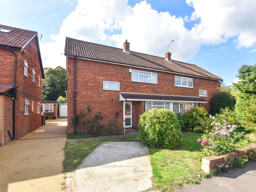 3 Bed Semi Detached House For Sale In Brackendene Dartford Kent Da2